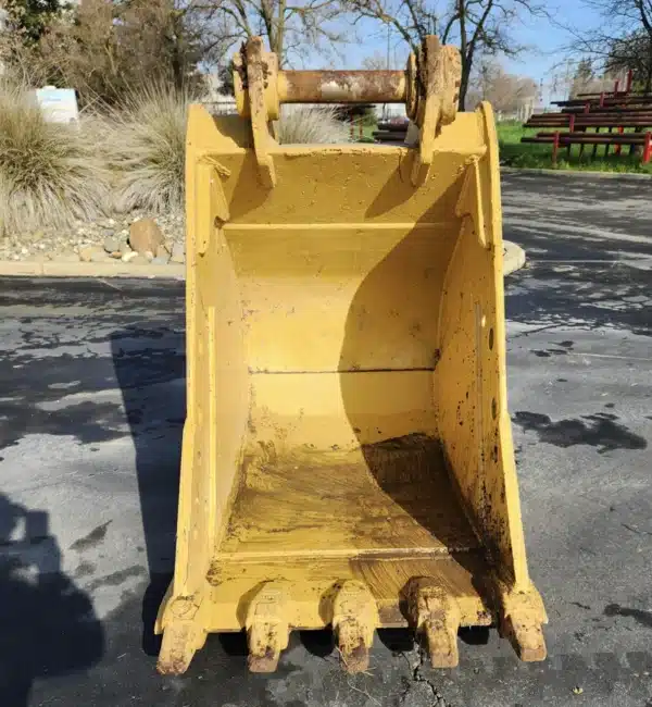 CAT Excavator 325 36" Bucket with B Linkage - Cutting Edge Supply